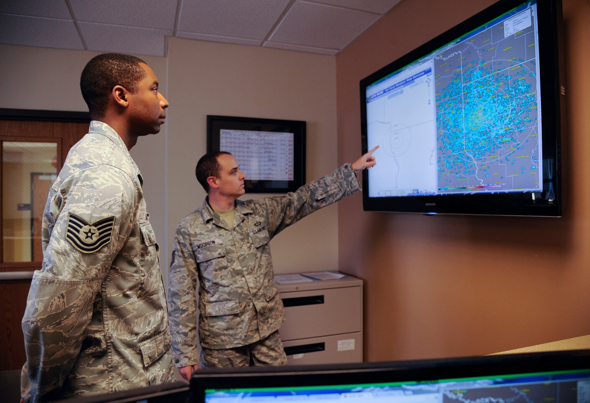Lightning within 5: 2nd OSS Weather Airmen watch the skies > Barksdale ...