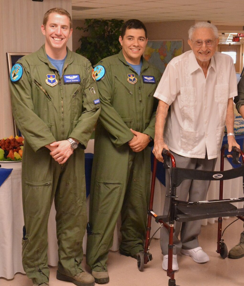 Duck pilots share stories with WWII vet > 33rd Fighter Wing > Article ...