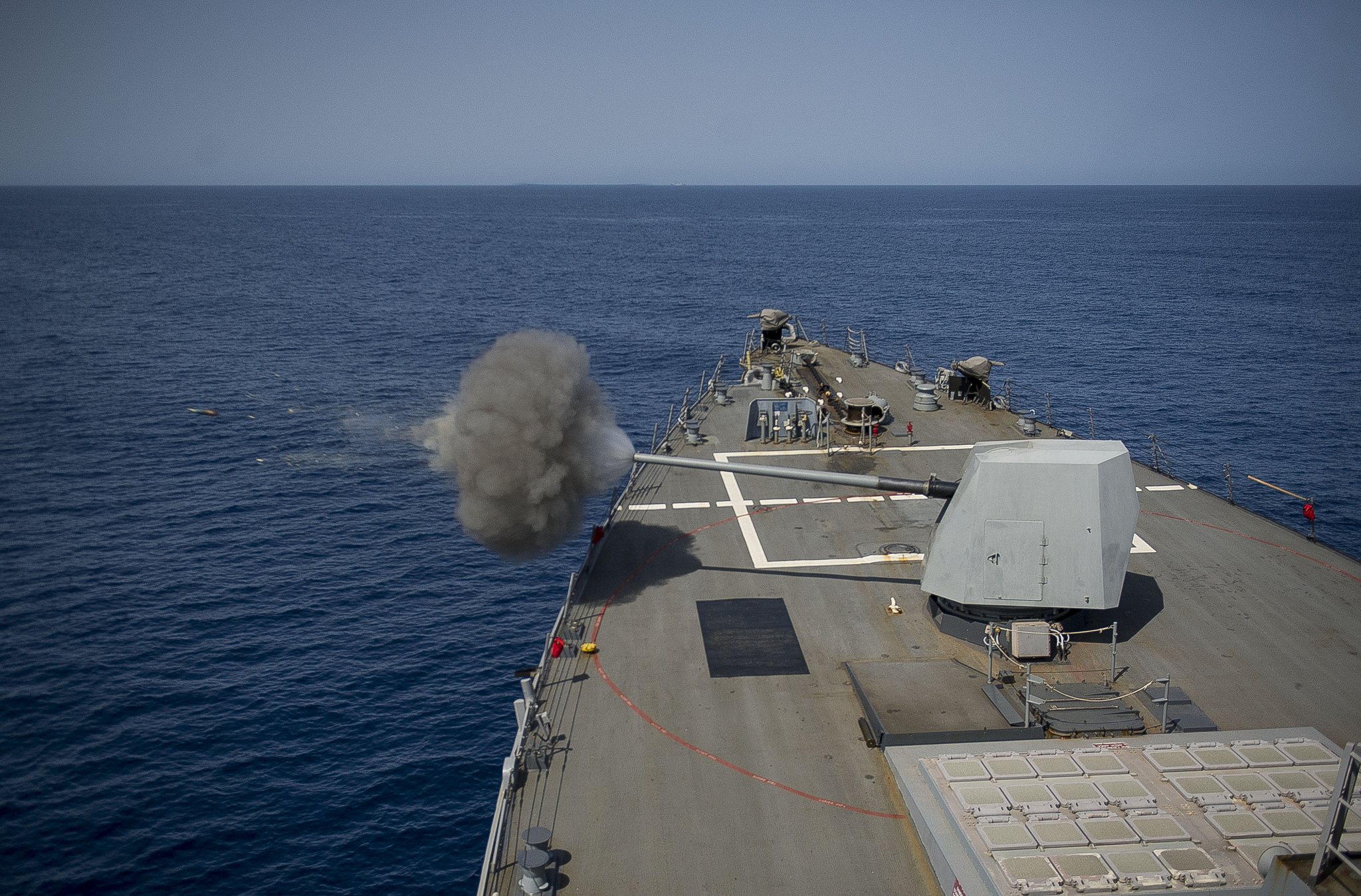 The guided-missile destroyer USS Mason fires its 5-inch, 54-caliber ...