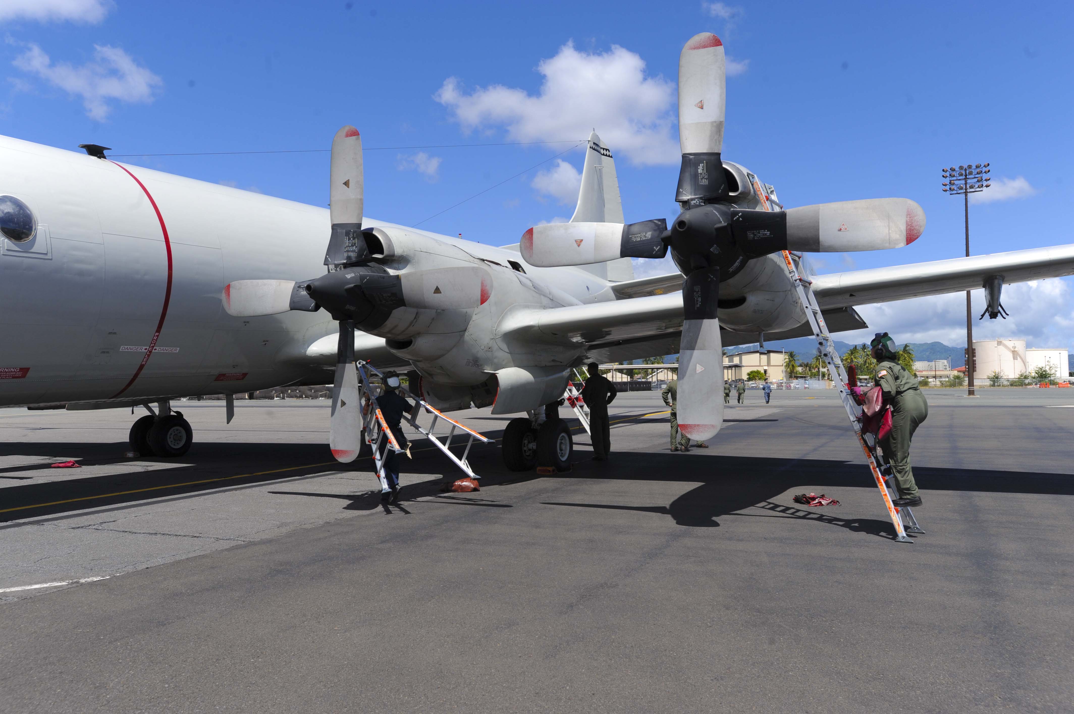 15th Wing opens runway to Navy aircraft > Pacific Air Forces > Article ...