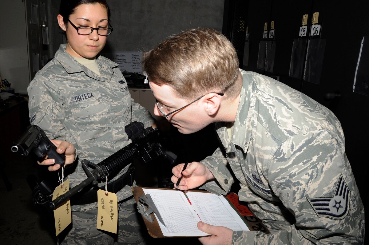 18th LRS keeps Airmen geared up > Pacific Air Forces > Article Display