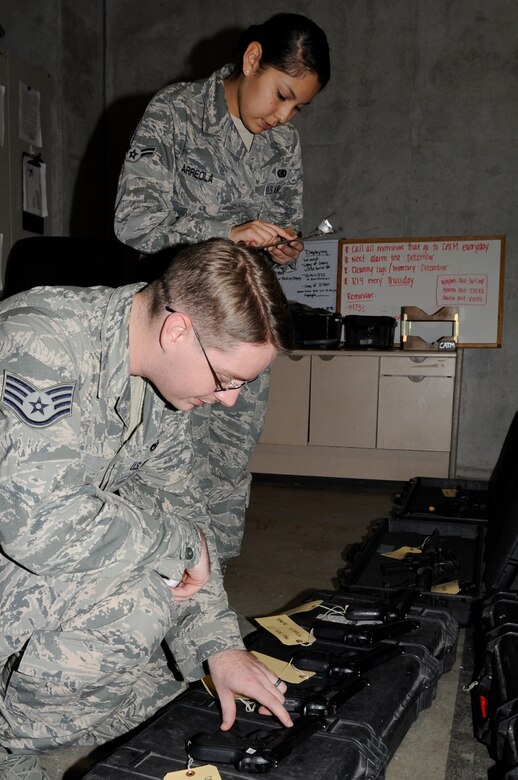 18th LRS keeps Airmen geared up > Pacific Air Forces > Article Display