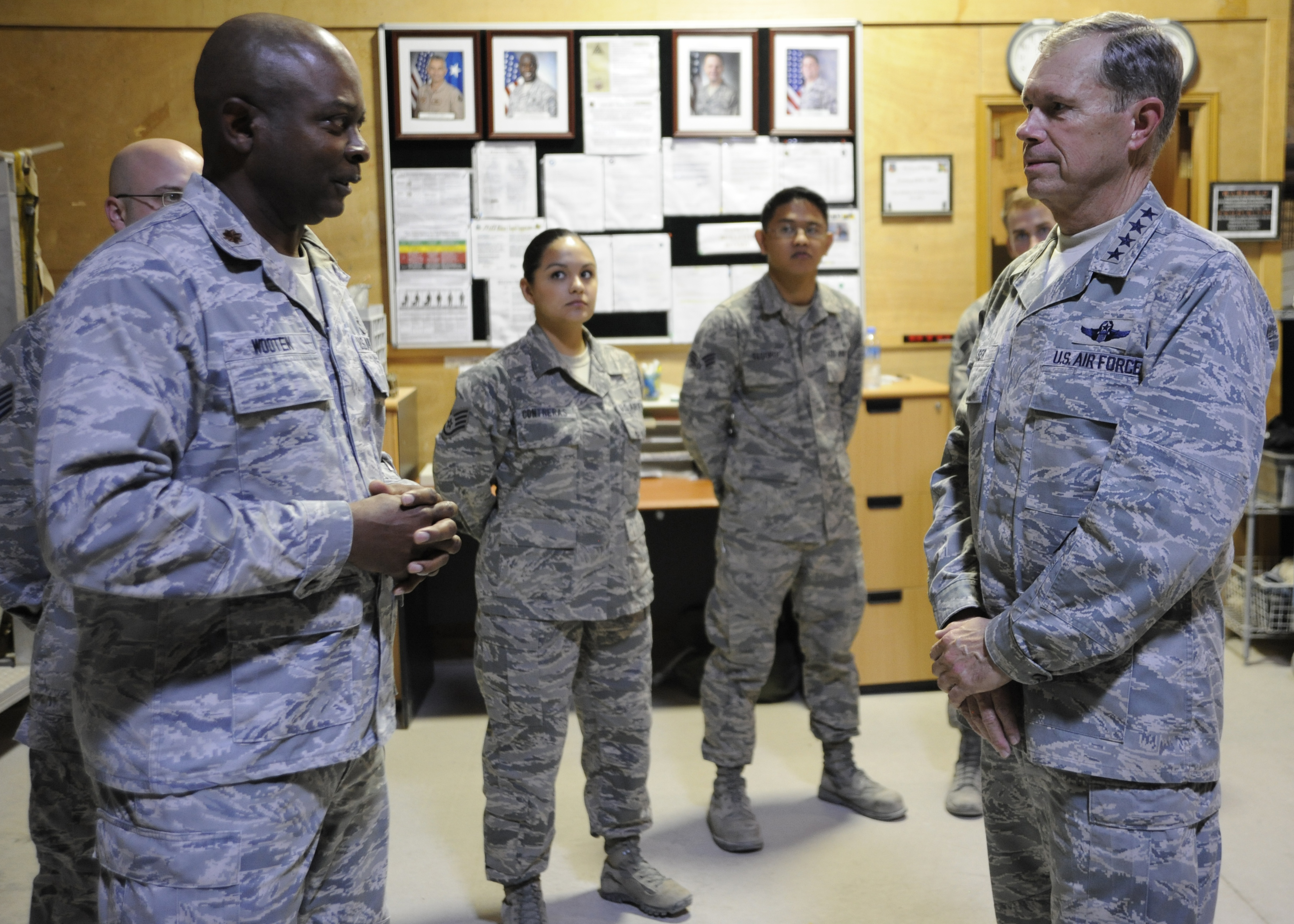 USTRANSCOM commander visits deployed troops > U.S. Air Forces Central ...