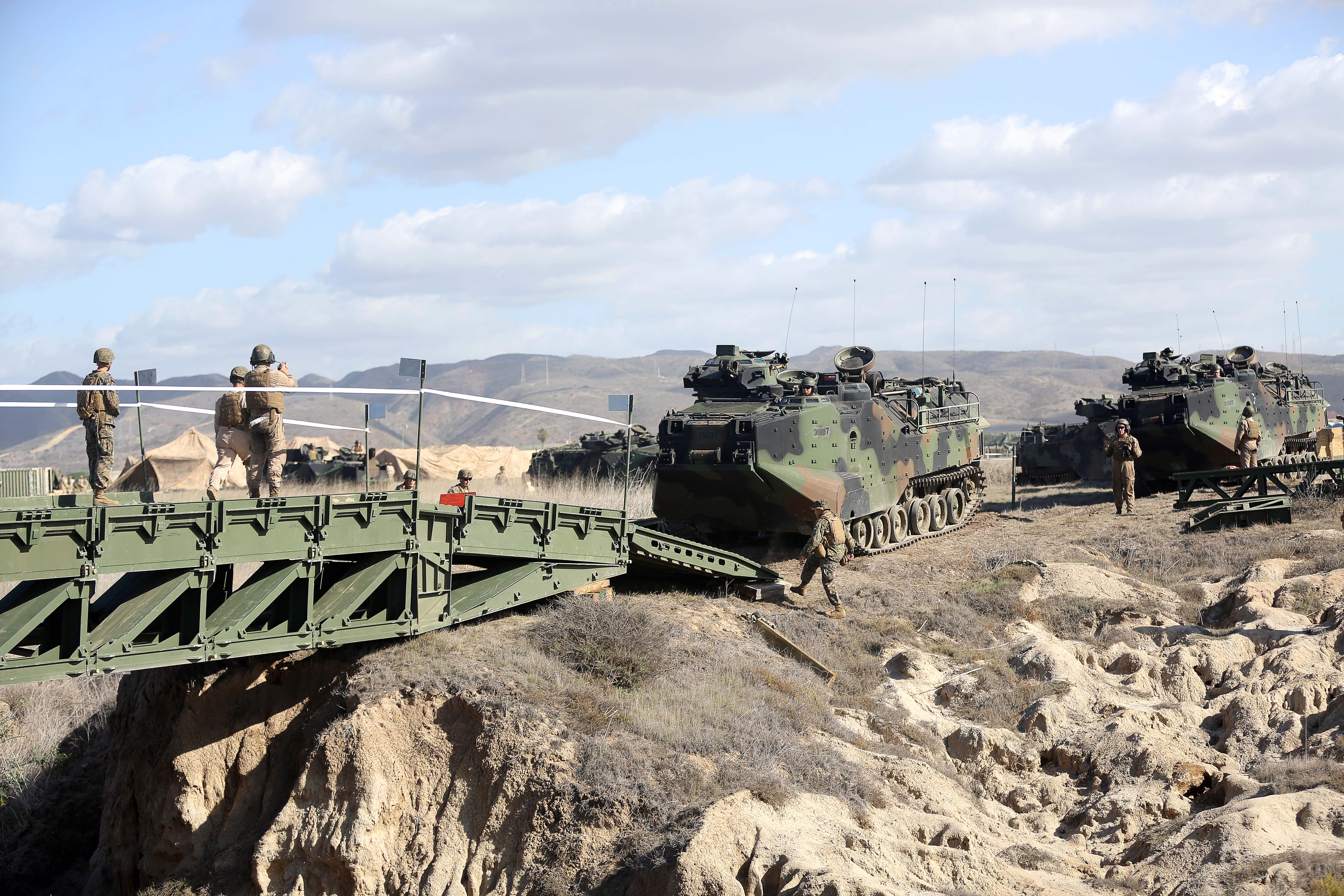 Marine Corps AAV7A1 amphibious assault vehicles cross a 10 bay medium ...