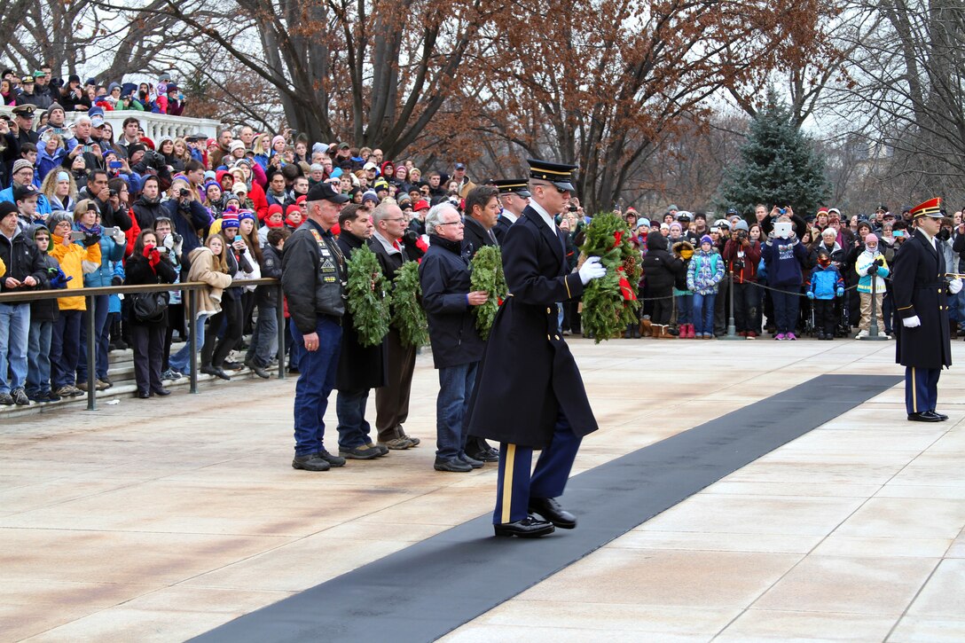 A member of the U.S. Army Honor Guard, 3rd United States Infantry ...