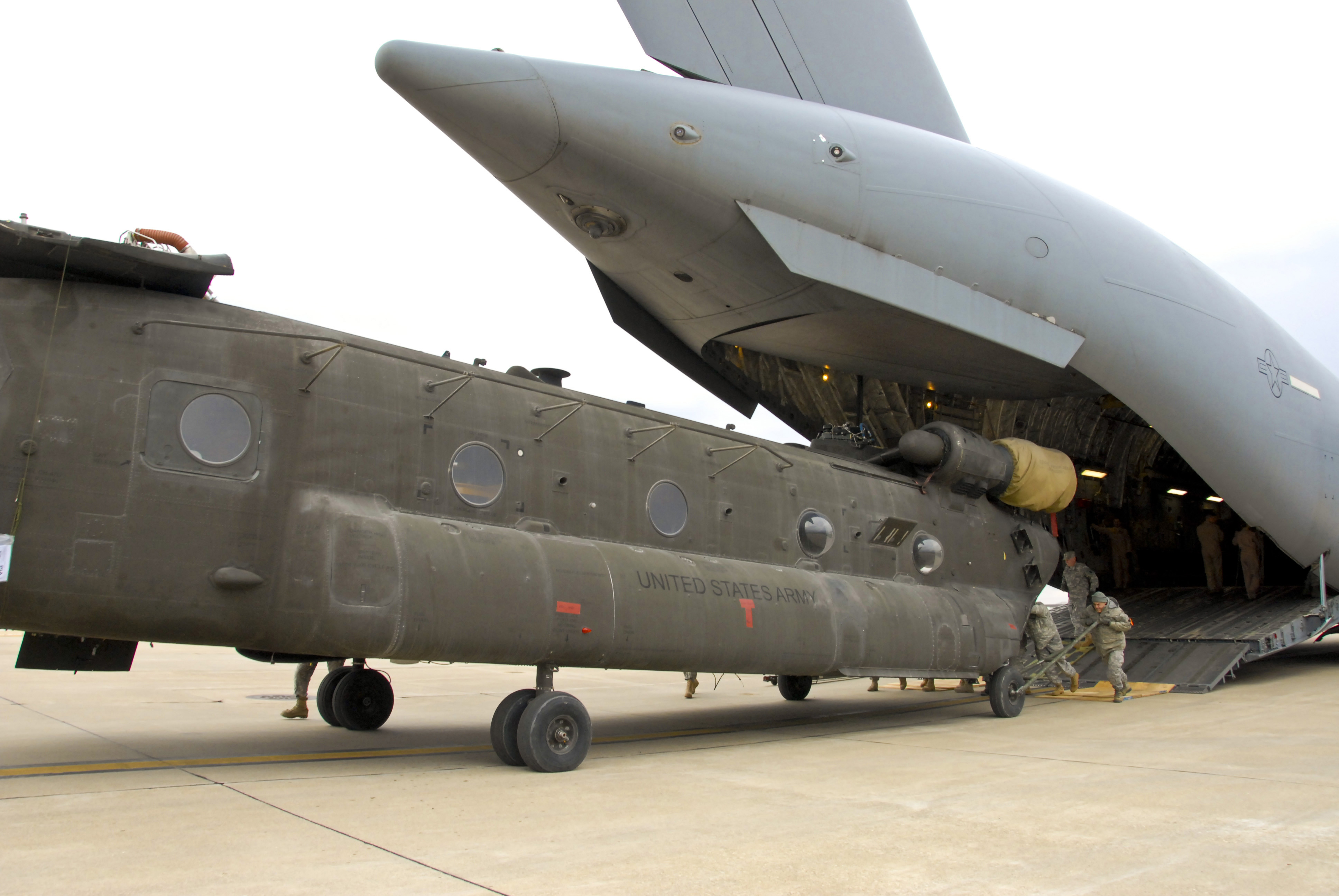 C-17 Globemaster III delivers a CH-47 Chinook helicopter to Peoria from ...