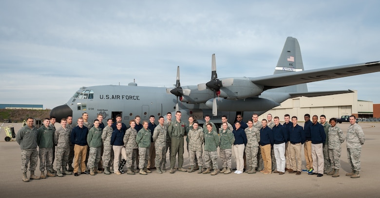U of L Air Force ROTC cadets tour Kentucky Air Guard > 123rd Airlift ...