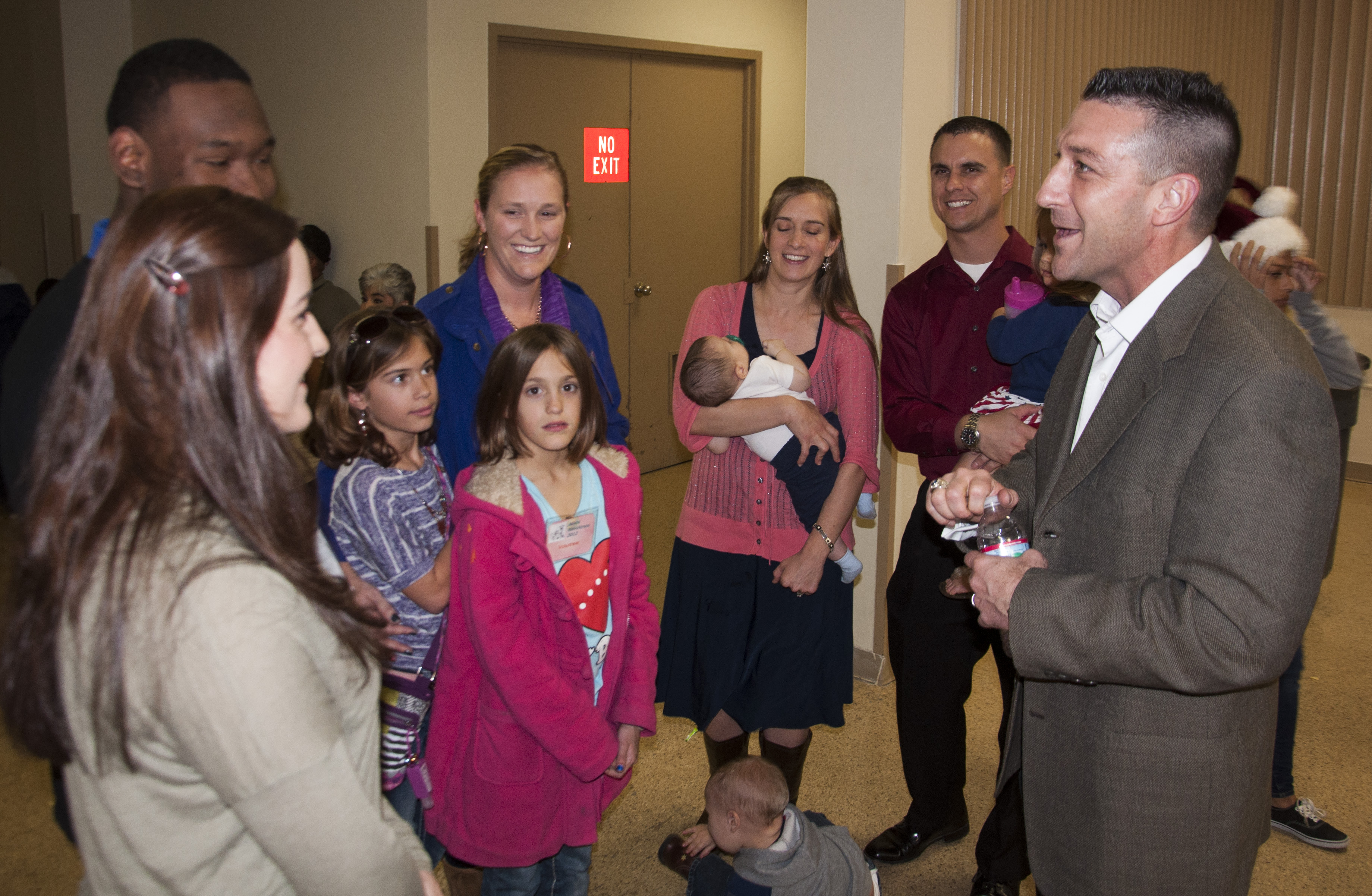 Team XL helps Ninos Navidenos gift giving > Laughlin Air Force Base ...