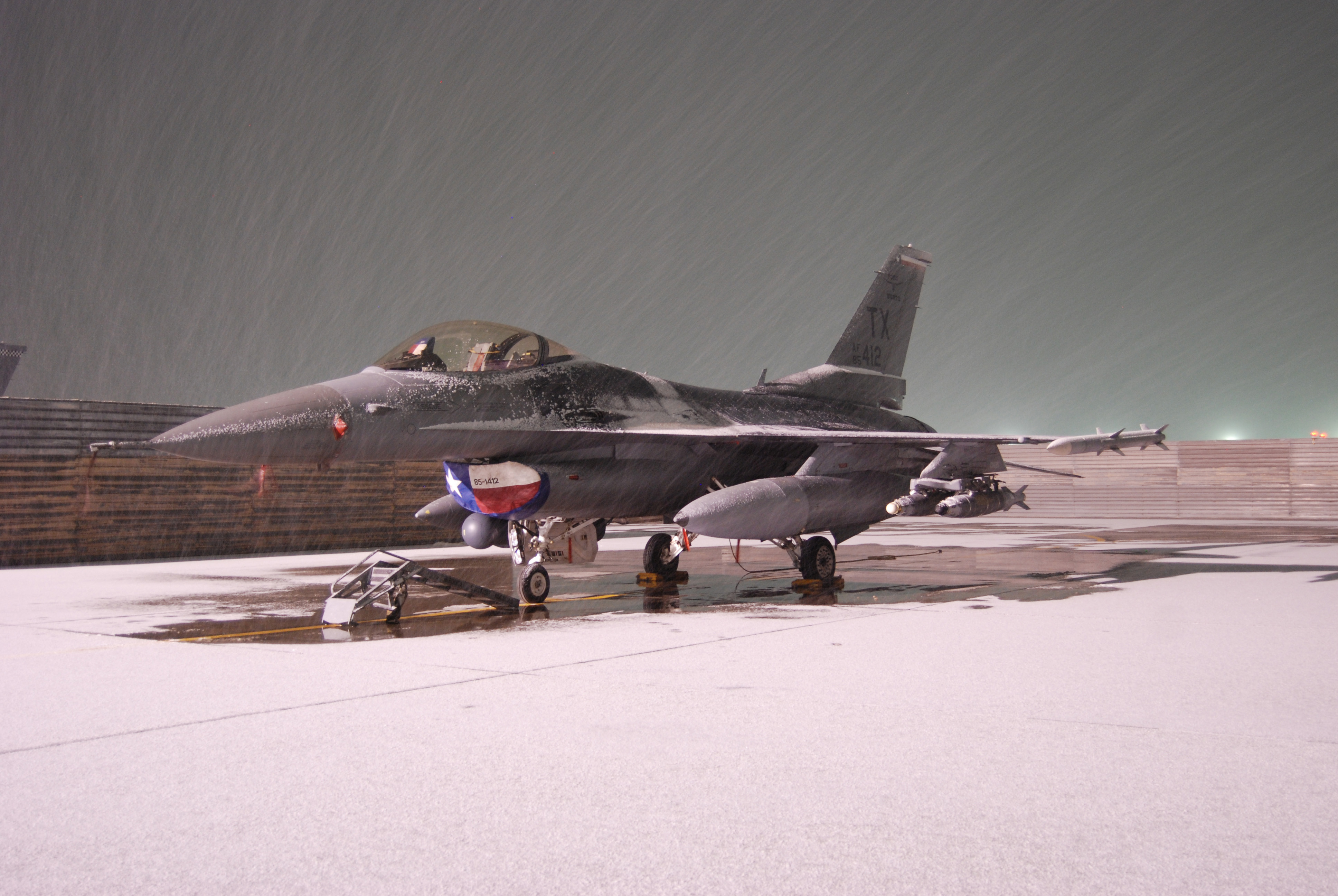 F-16s see rare snow > 301st Fighter Wing > Article Display