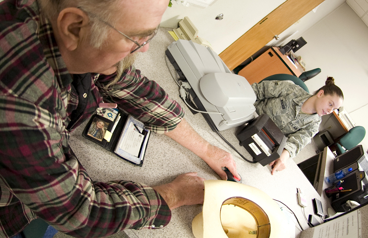 Retiree ID cards now have expiration dates > Grand Forks Air Force Base ...