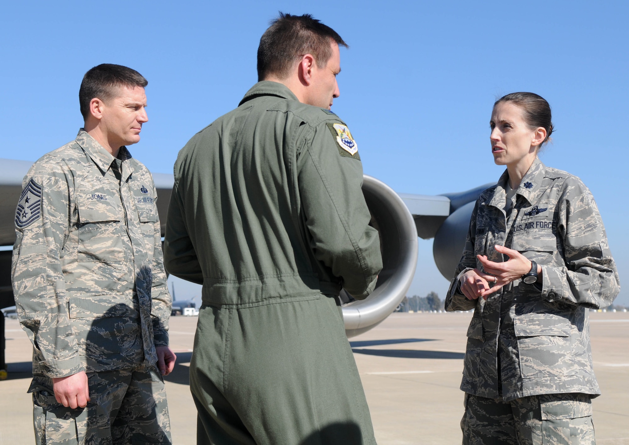 Commander, command chief visit deployed Airmen while swapping jet ...