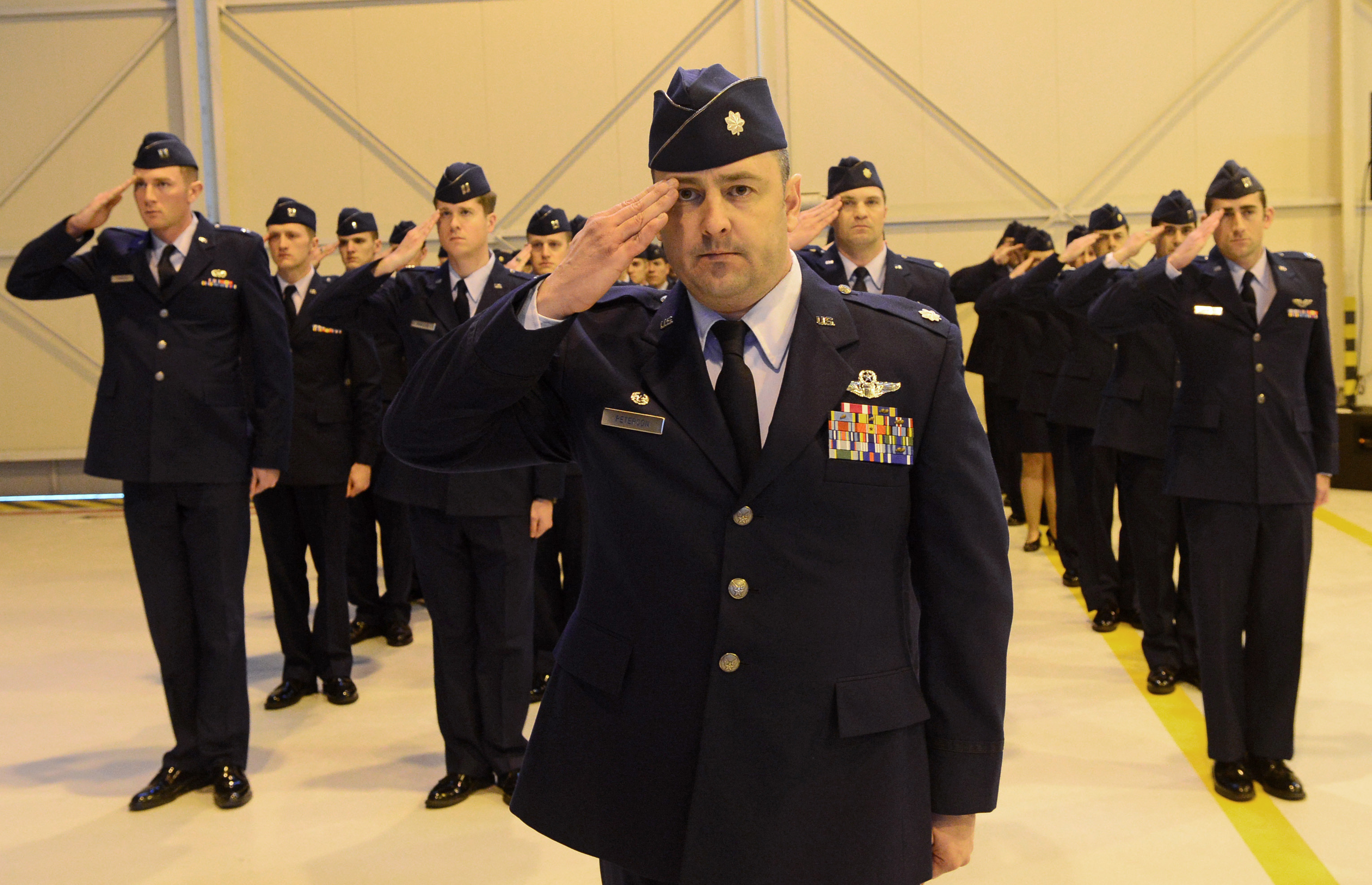 1,000 supporters pay respects during memorial service for fallen pilot ...