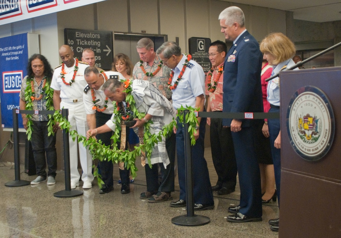 USO Hawaii celebrates airport center renovation in Honolulu