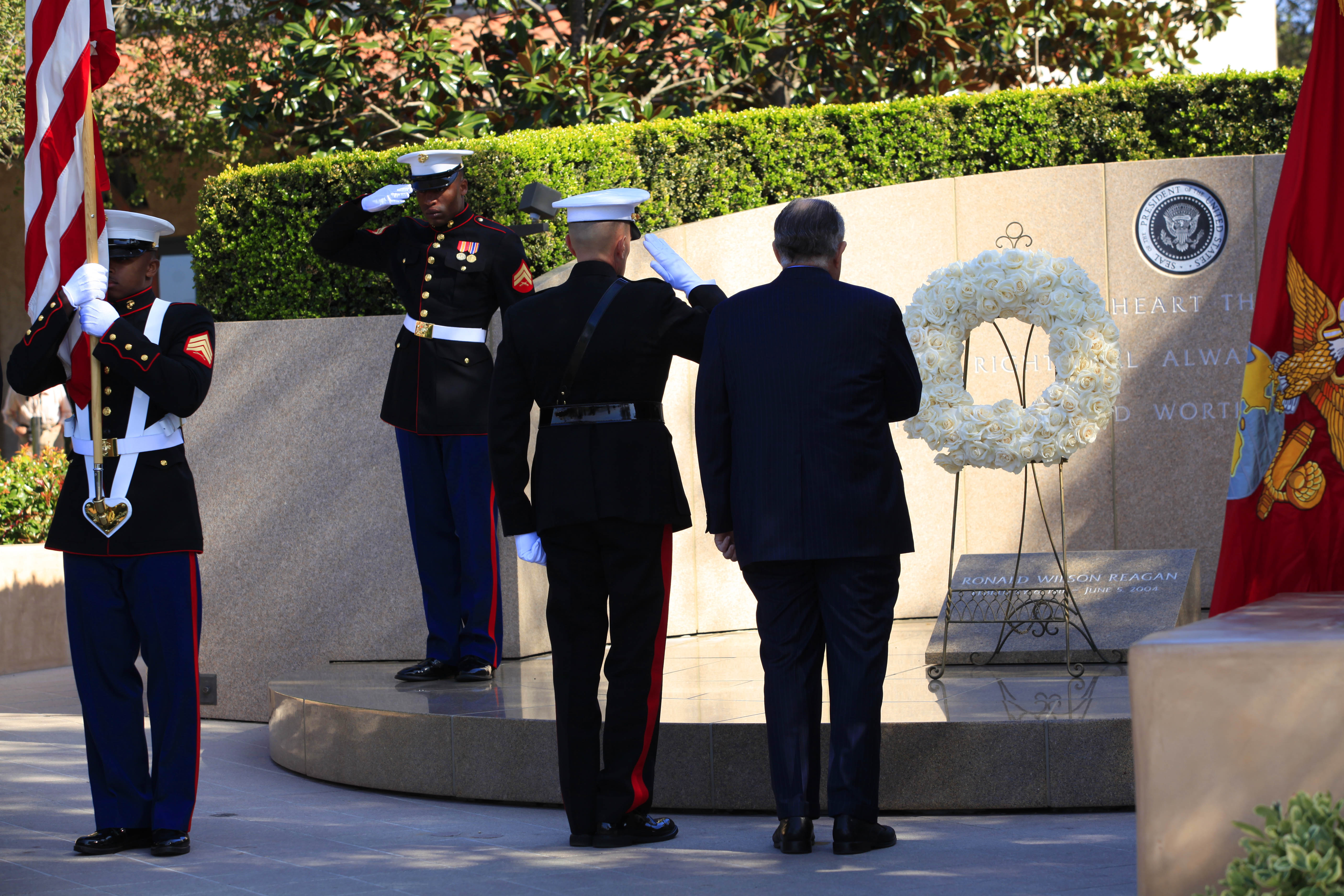 Wreath laying in honor of President Reagan > United States Marine Corps ...