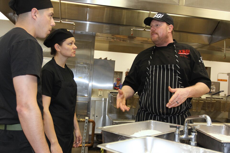 Guest chef serves tips and tricks to food service specialists > United ...