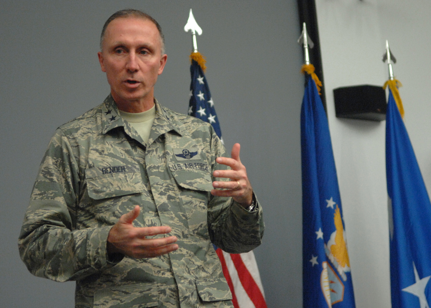 Expeditionary Center commander visits 43 AG > Air Mobility Command ...