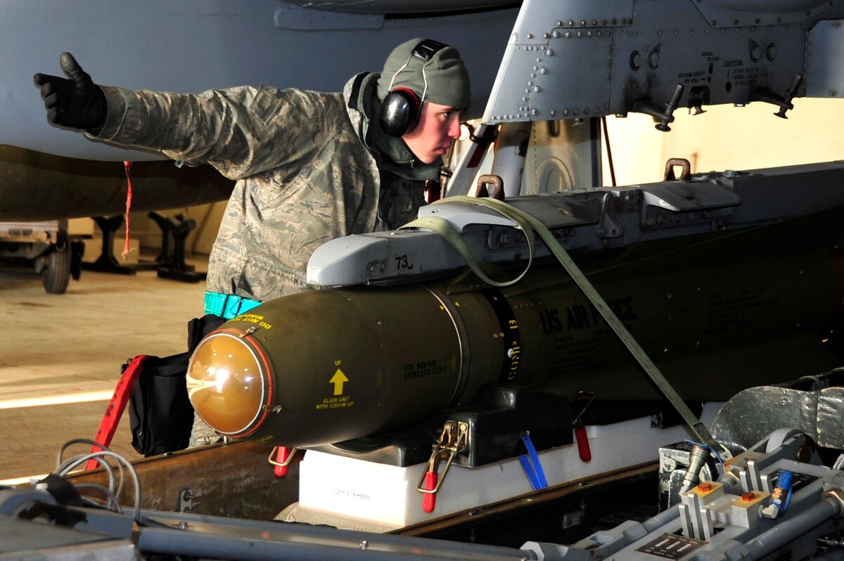 Airmen demonstrate A-10 weapons loading in Korea > Osan Air Base ...