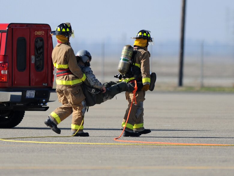 Photos: Beale firefighters conduct pilot rescue exercise > Beale Air ...