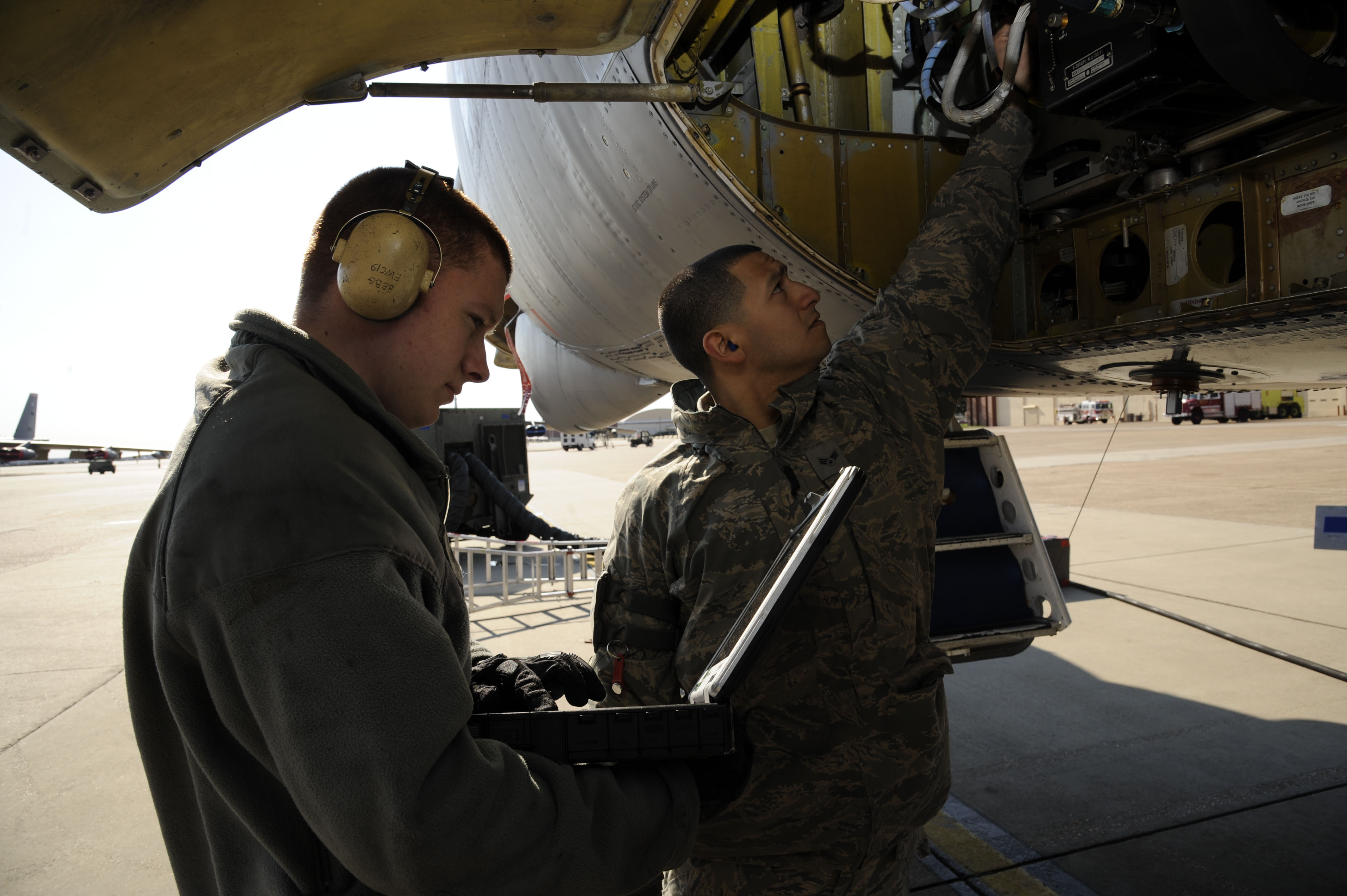 Maintenance Airmen keep BUFFs radar tracking > Barksdale Air Force Base ...