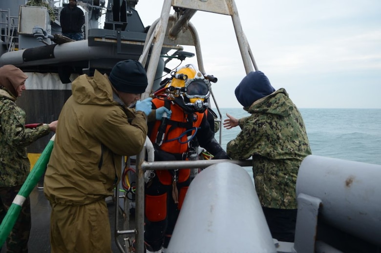 Sailors, Airmen wrap up aircraft salvage operation > U.S. Air Forces in ...