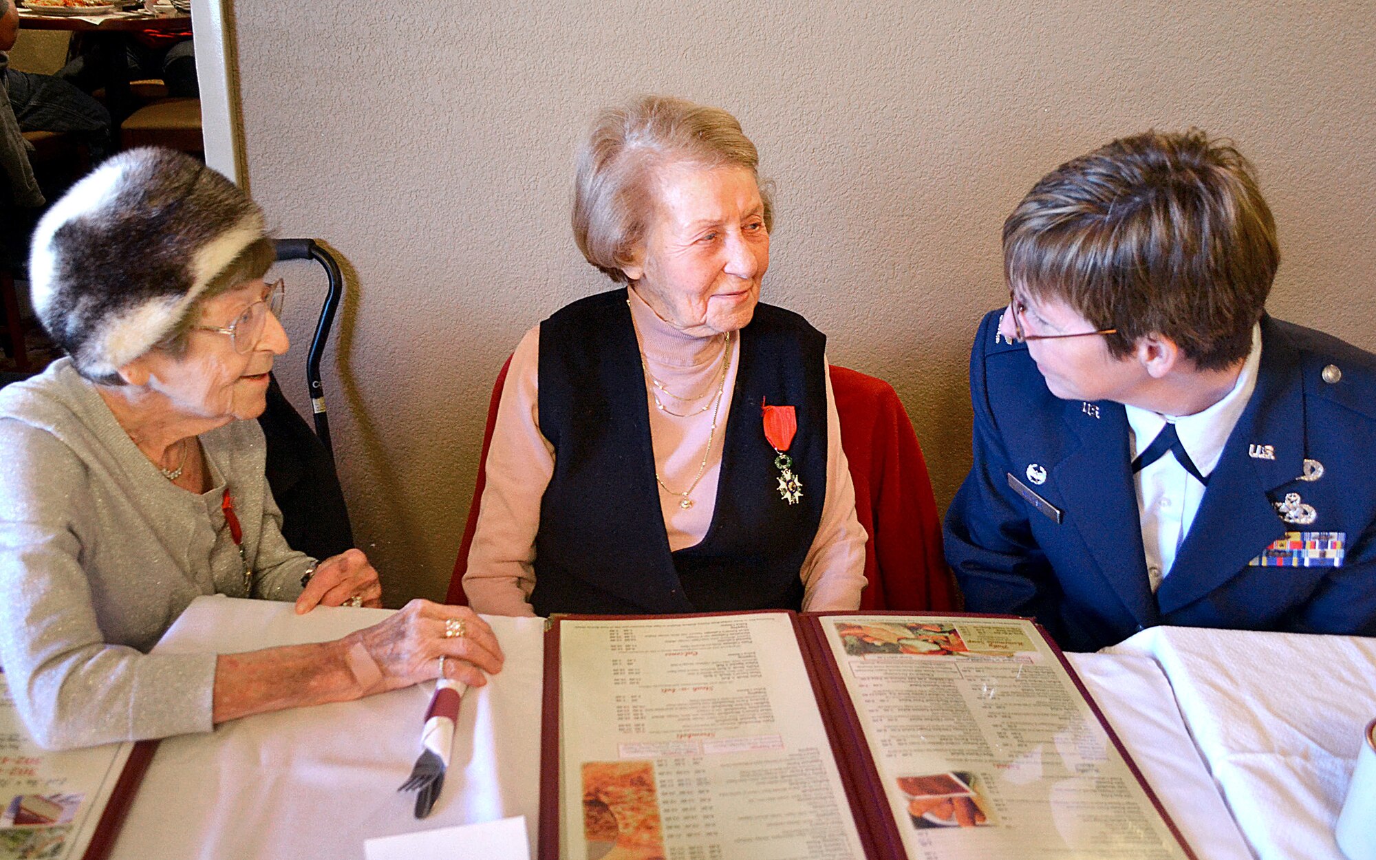 Reserve commander speaks to military women of past > 512th Airlift Wing ...