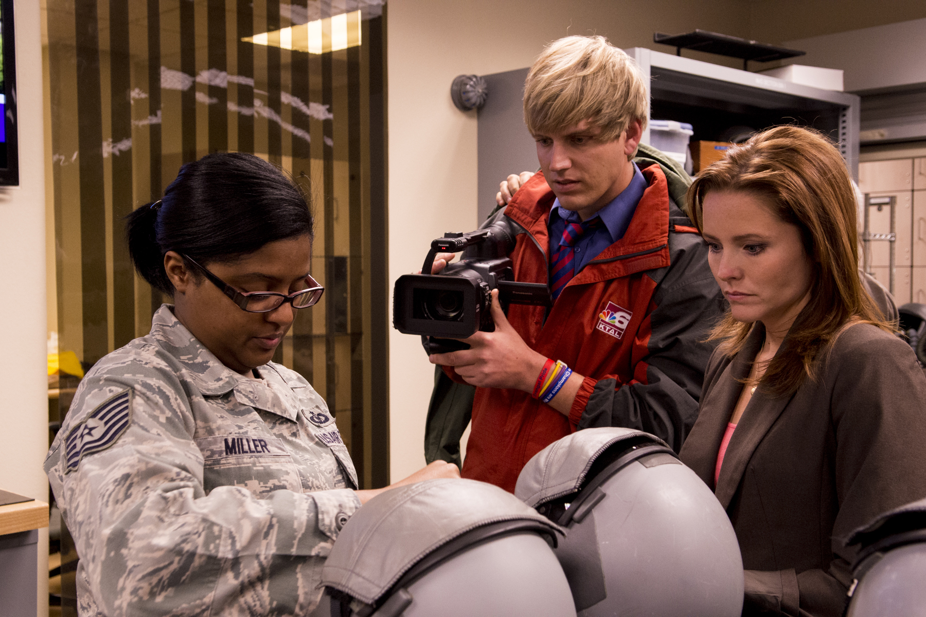 KTAL Channel 6 News reporters fly in the BUFF > 307th Bomb Wing ...