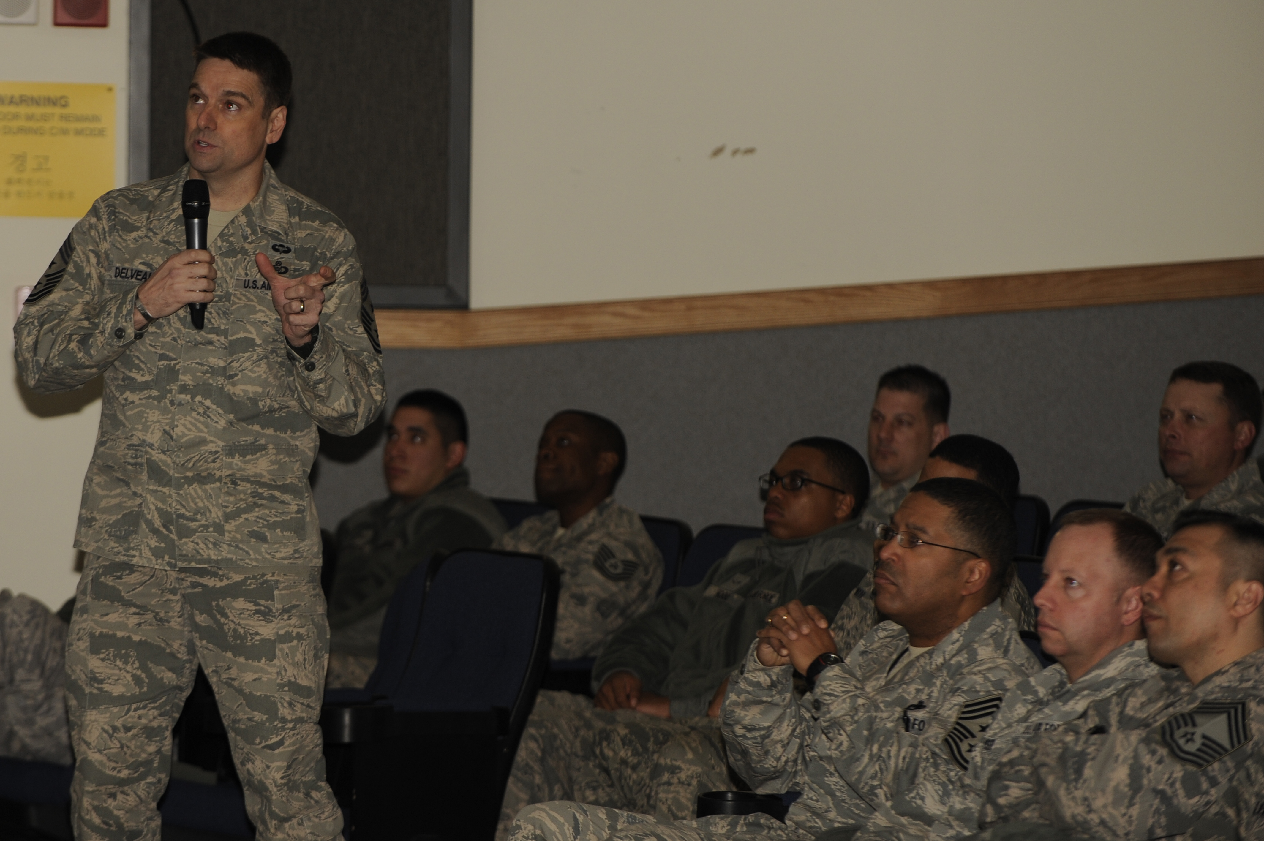 7AF Command Chief briefs Wolf Pack enlisted > Kunsan Air Base > News