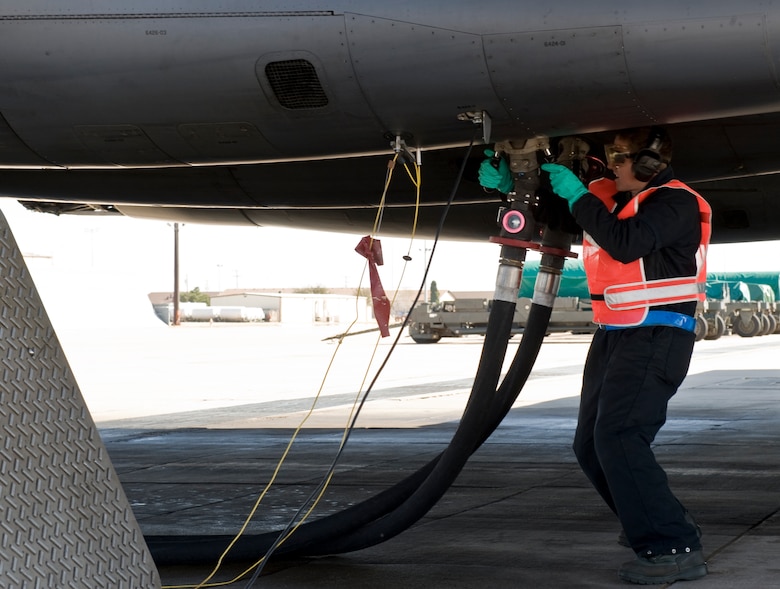 Dyess maintainers learn new refueling procedure > Dyess Air Force Base ...