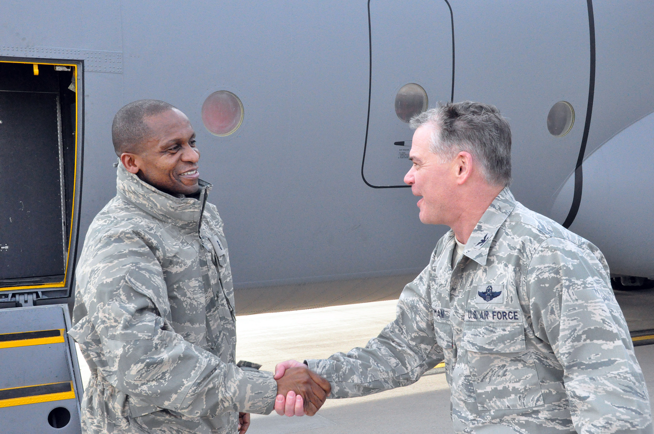 Lt. Gen. McDew visits 302nd Airlift Wing > Air Force Reserve Command ...