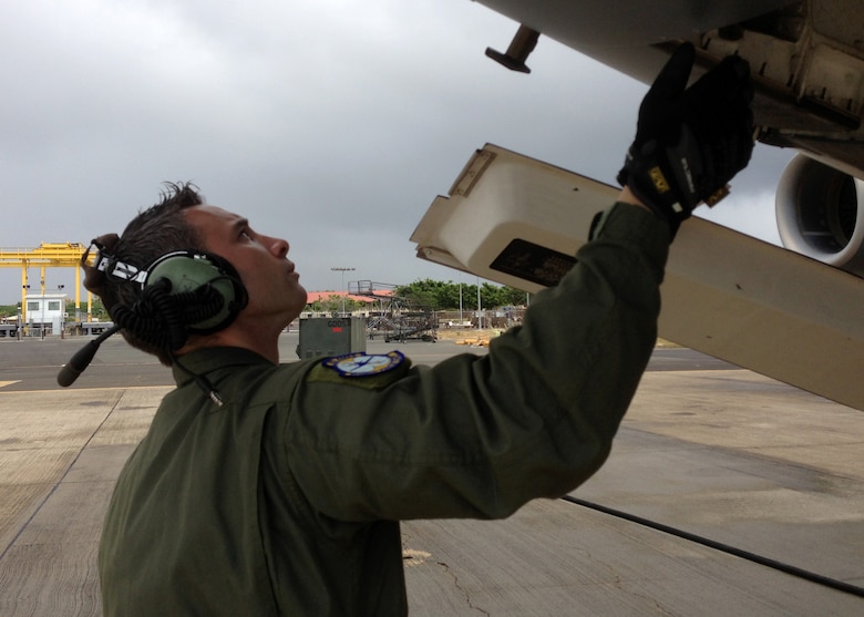 Flying crew chiefs 'know everything' > U.S. Air Force > Article Display