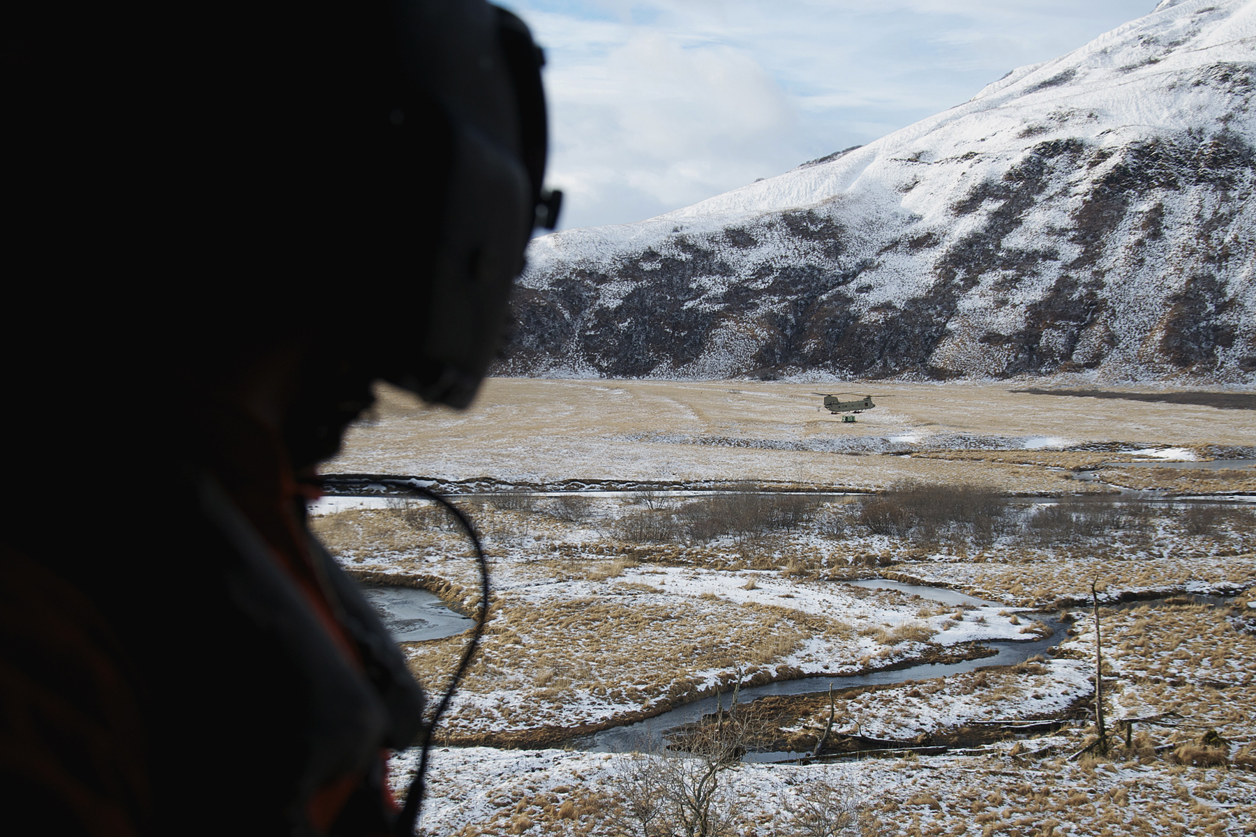 Army helicopters aid stranded oil rig > Joint Base Elmendorf-Richardson ...