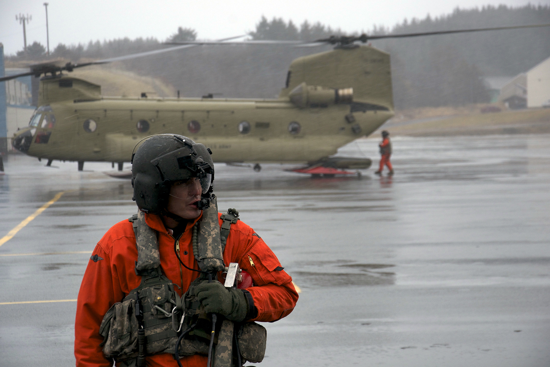 Army helicopters aid stranded oil rig > Joint Base Elmendorf-Richardson ...