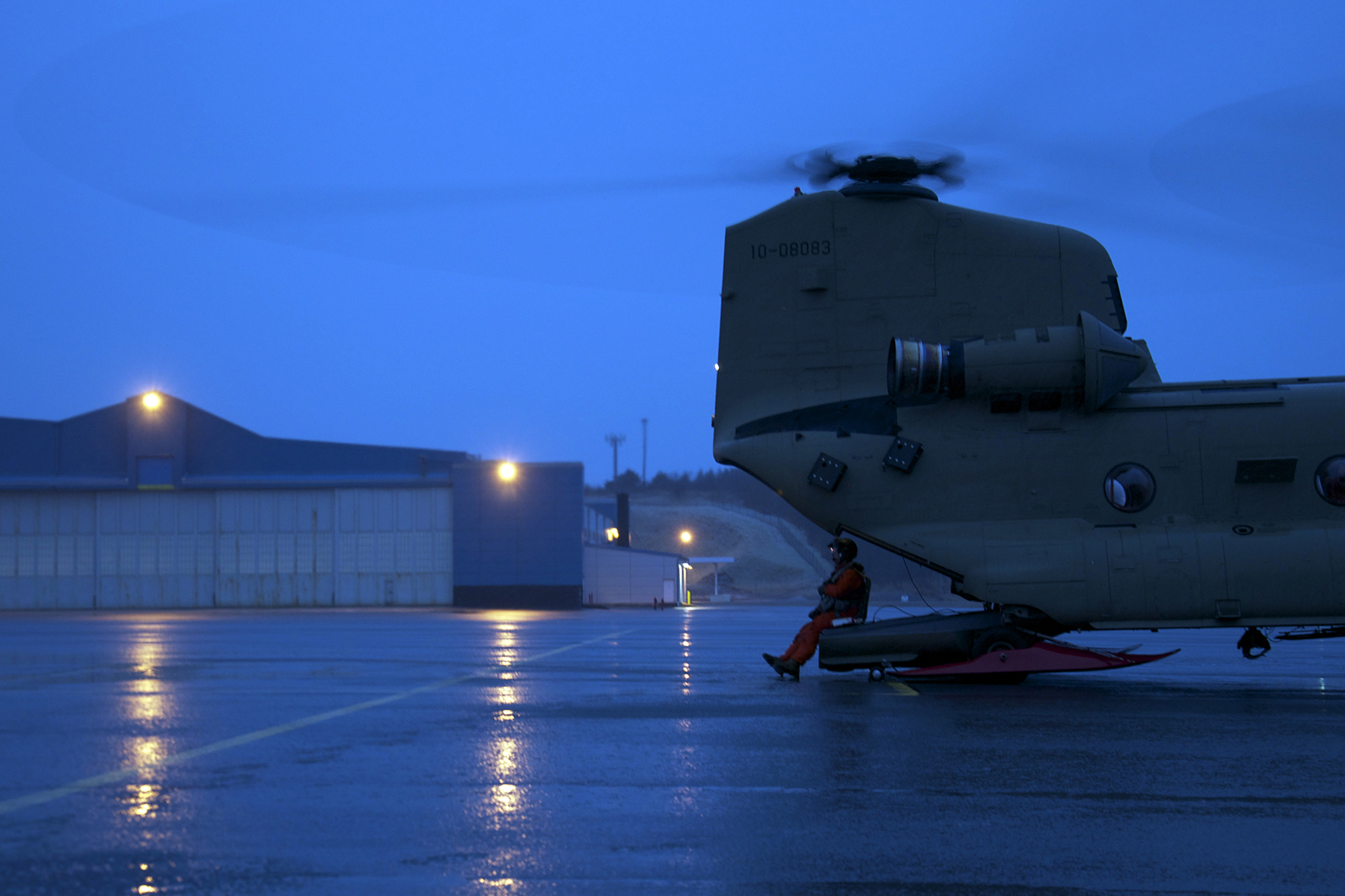 Army helicopters aid stranded oil rig > Joint Base Elmendorf-Richardson ...