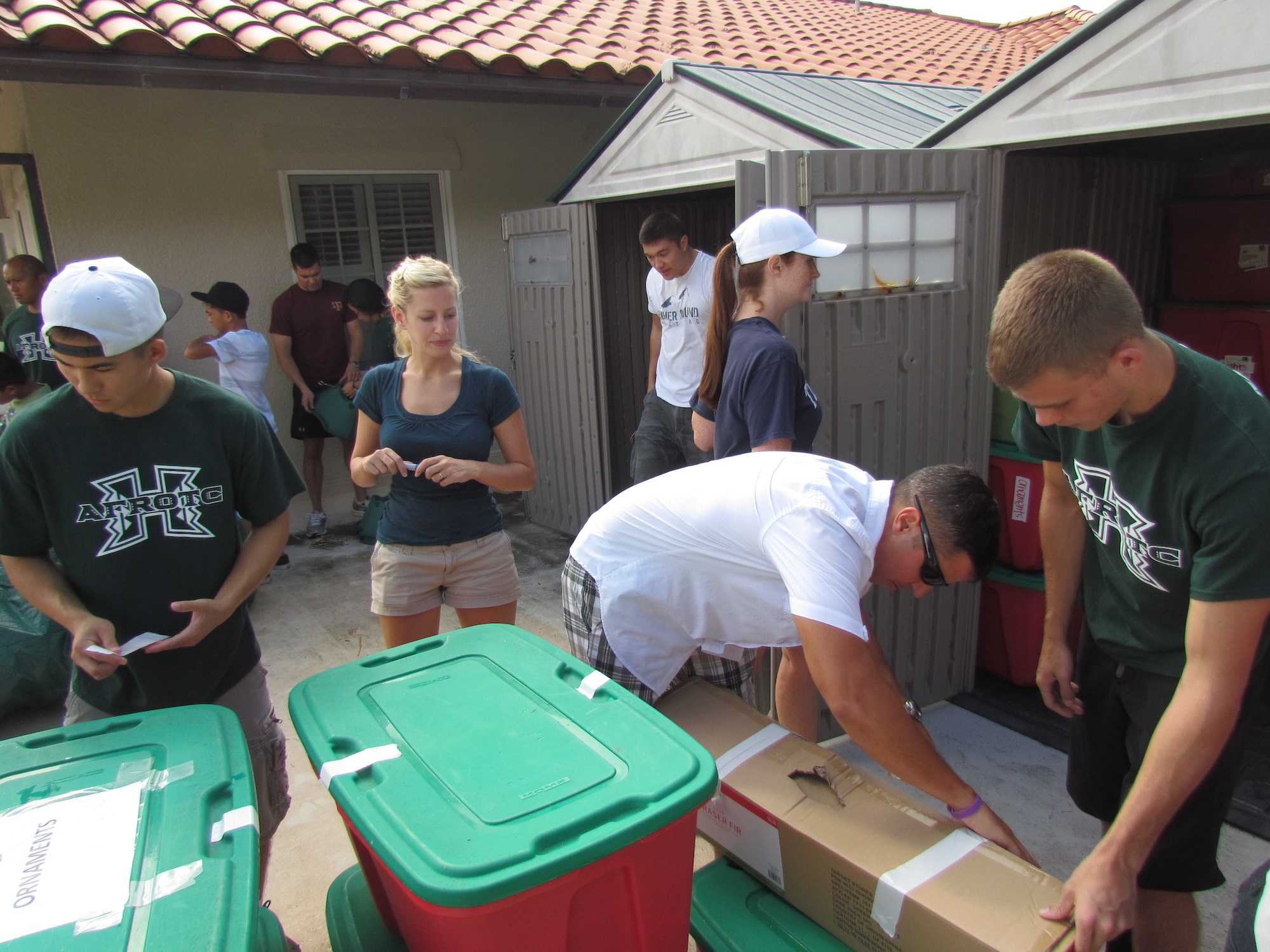 Hickam CGOs, UH cadets team up to serve > 15th Wing > Article Display