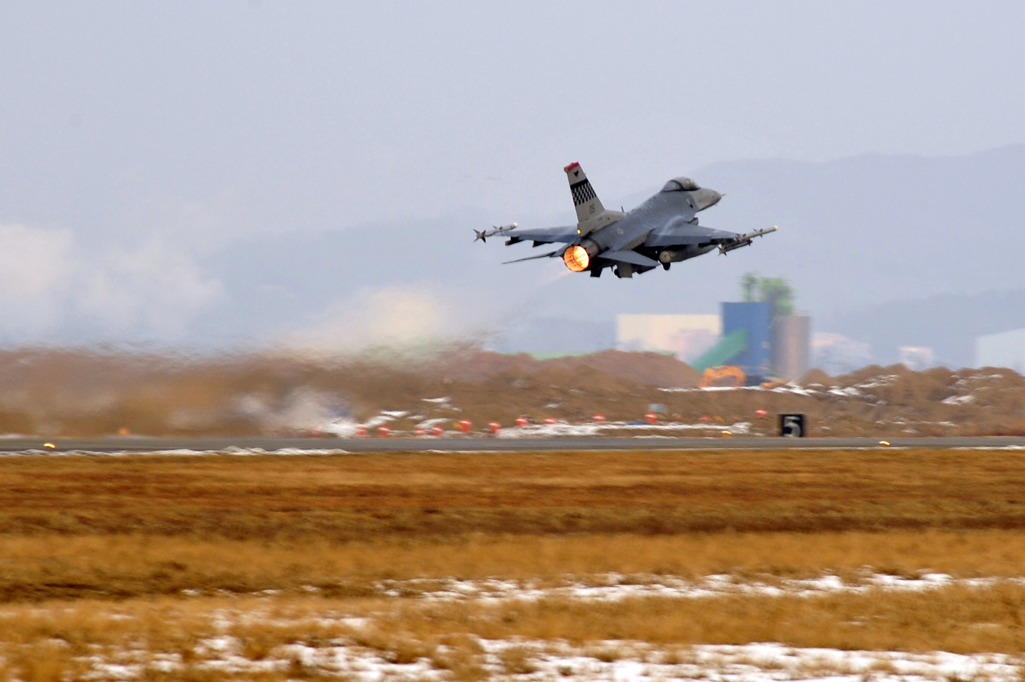 Osan Airmen work the flightline for mission success > Osan Air Base ...