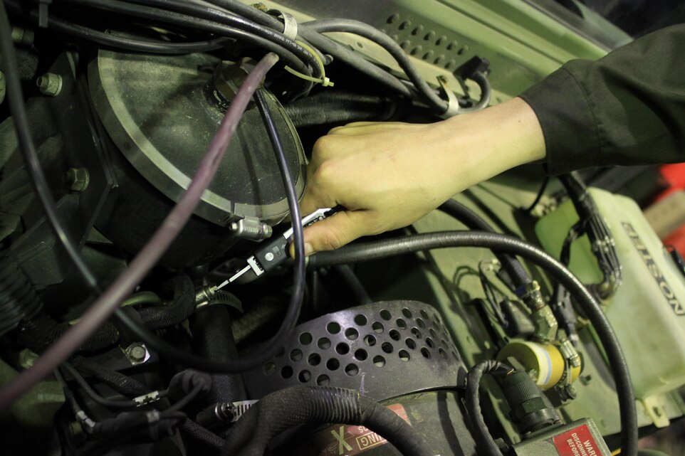 CLC-36 maintains station vehicles > Marine Corps Air Station Iwakuni ...