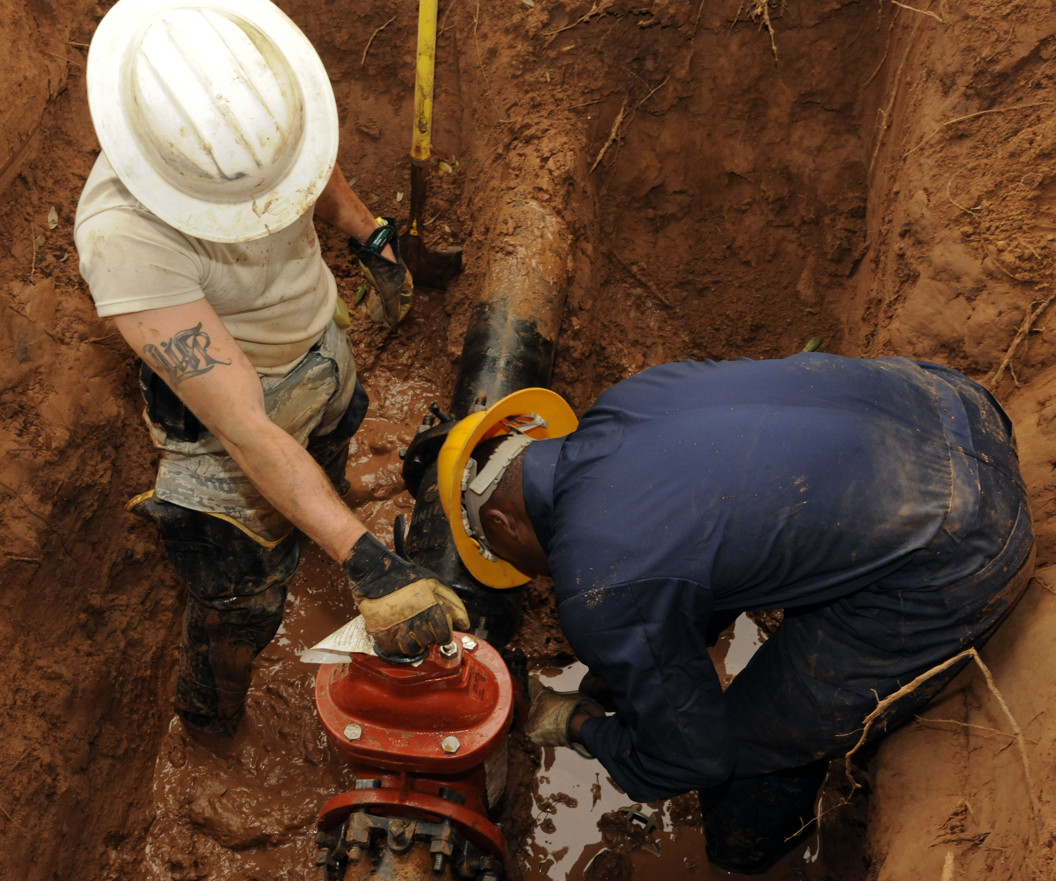 2 CES Airmen dig deep > Barksdale Air Force Base > Display