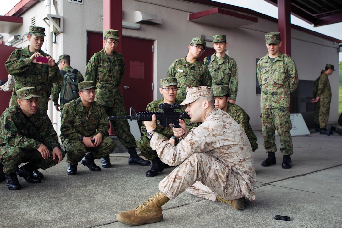 JGSDF sergeants learn Corps basics