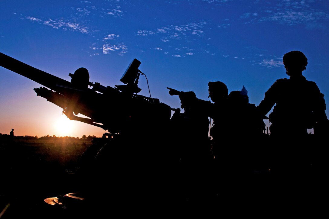 Paratroopers position a M119 Howitzer during Operation Fury Thunder on ...