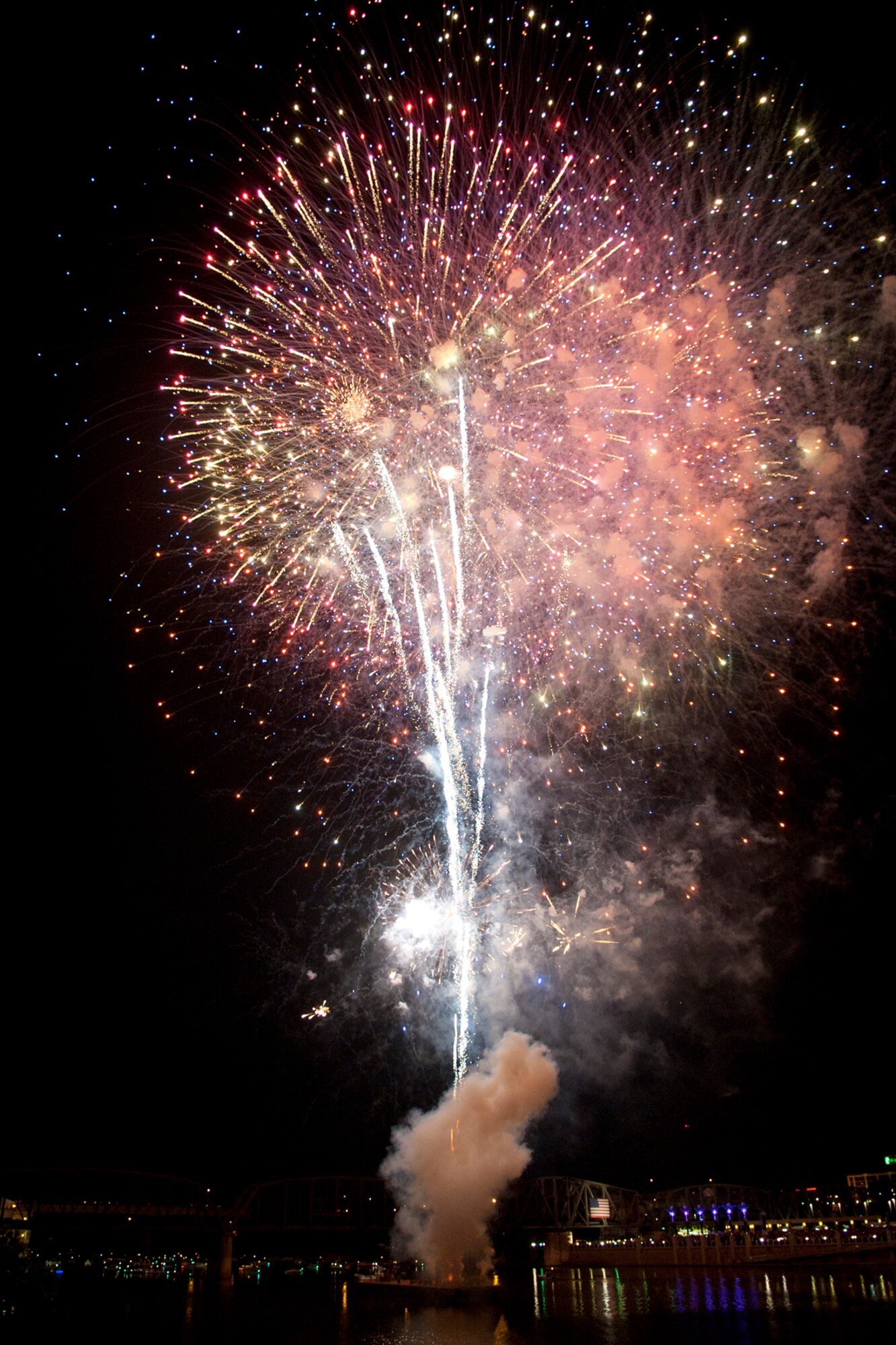Thousands attend Independence Day fireworks display on the Red River > 307th Bomb Wing > Article ...