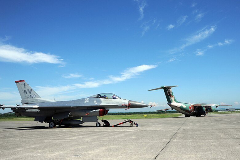 Misawa Airmen, F-16s arrive at Chitose AB > Pacific Air Forces ...