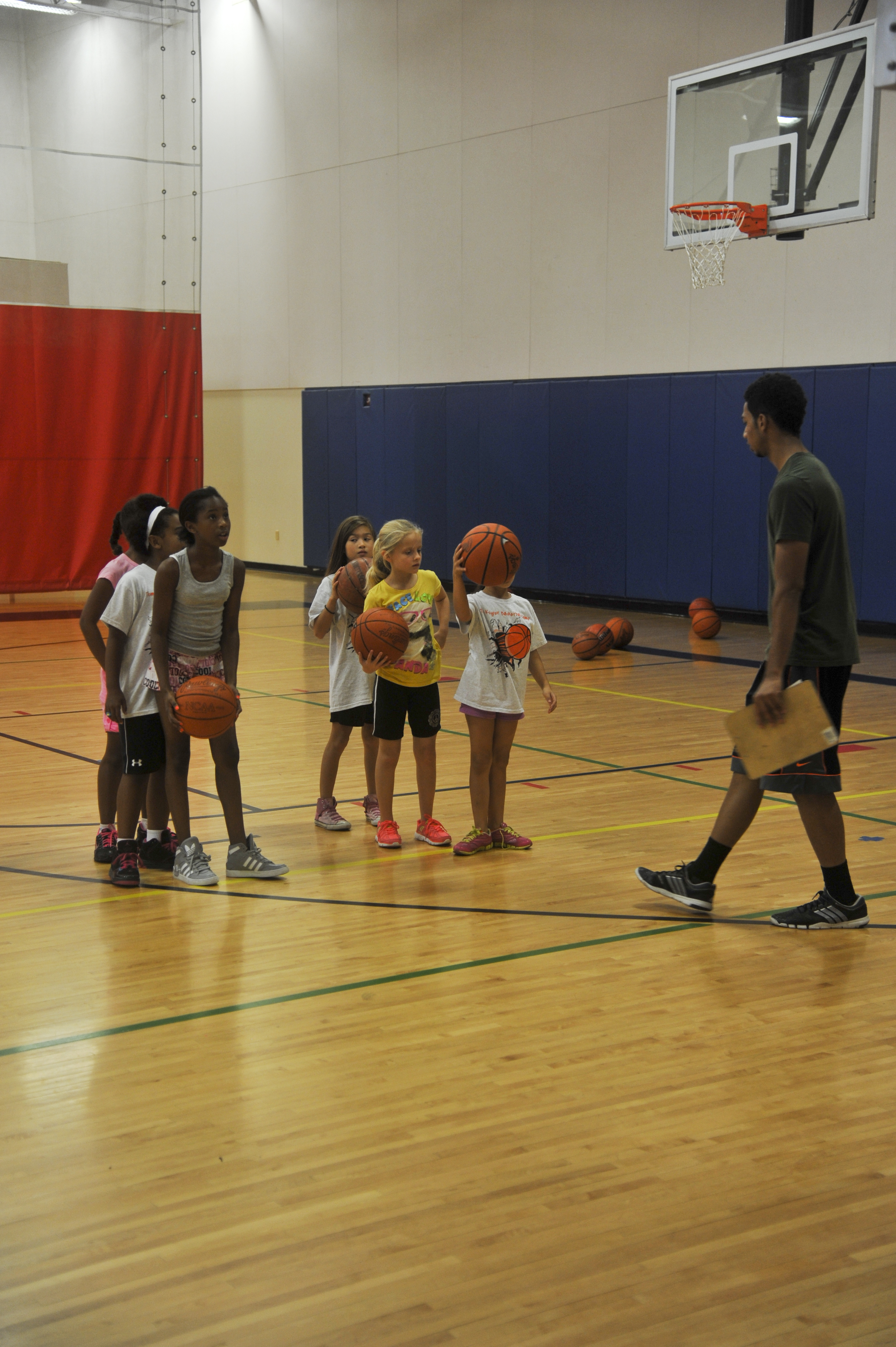 Youth learn basketball skills > Luke Air Force Base > Article Display