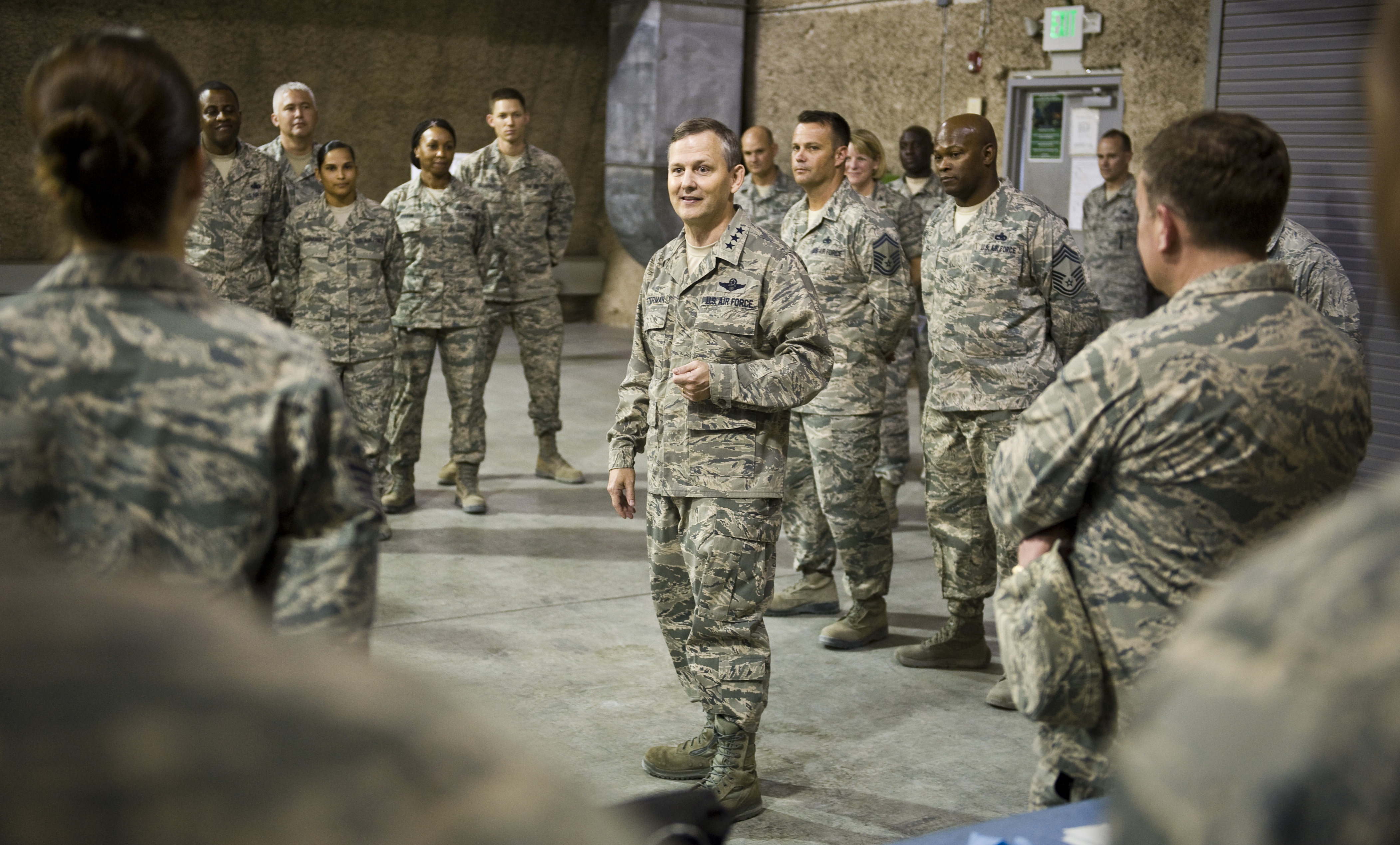 Three-star general visits with deployed Airmen > U.S. Air Forces ...