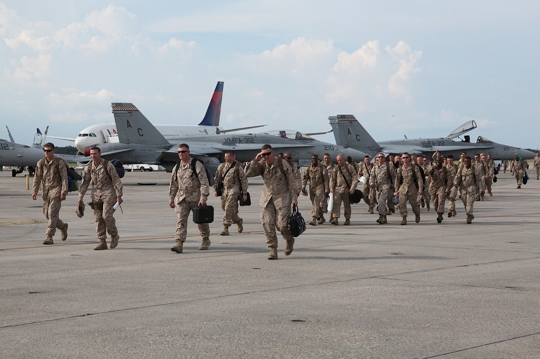 Marines with Marine Aviation Logistics Squadron 31, make their approach ...