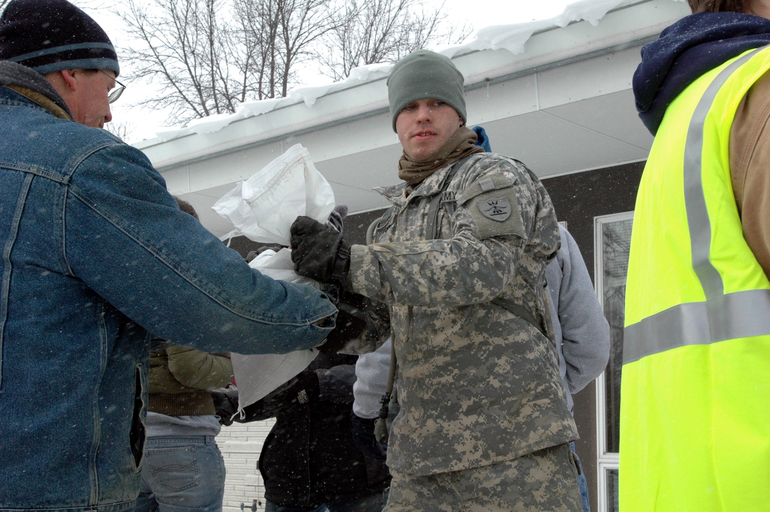 North Dakota Guardsmen work side-by-side with civilian volunteers to ...