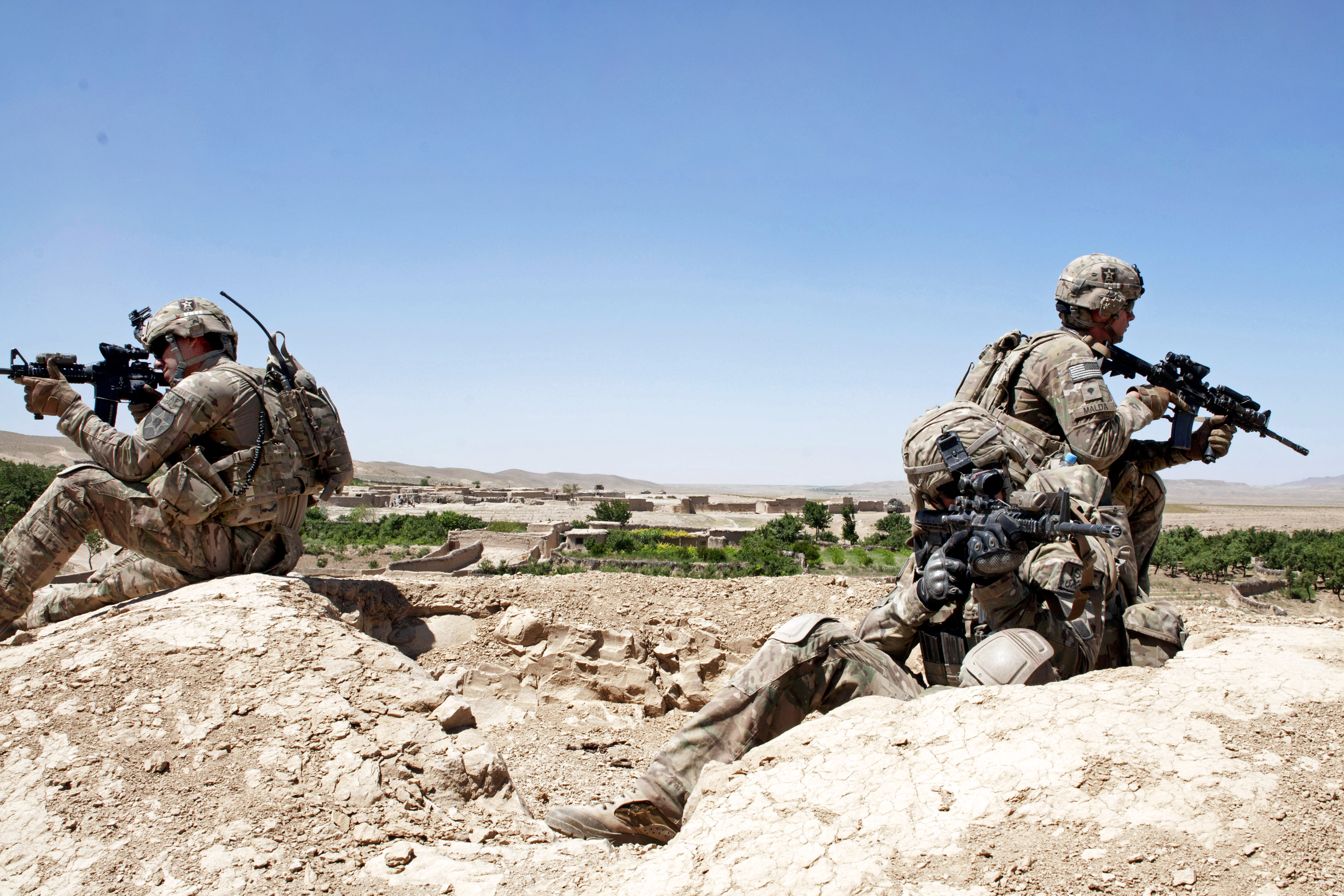 U.S. Army Sgt. Christopher Ross, left, U.S. Army Staff Sgt. Olin ...
