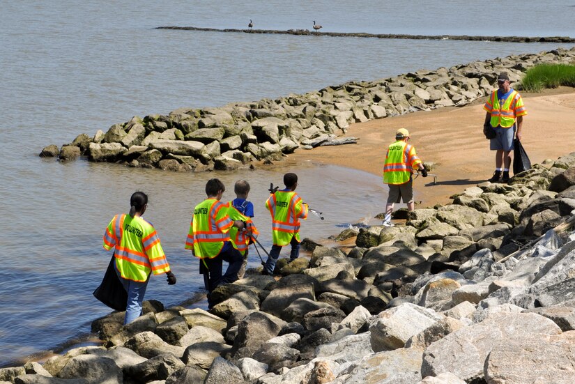 JBLE comes together during Clean the Bay Day > Joint Base Langley ...