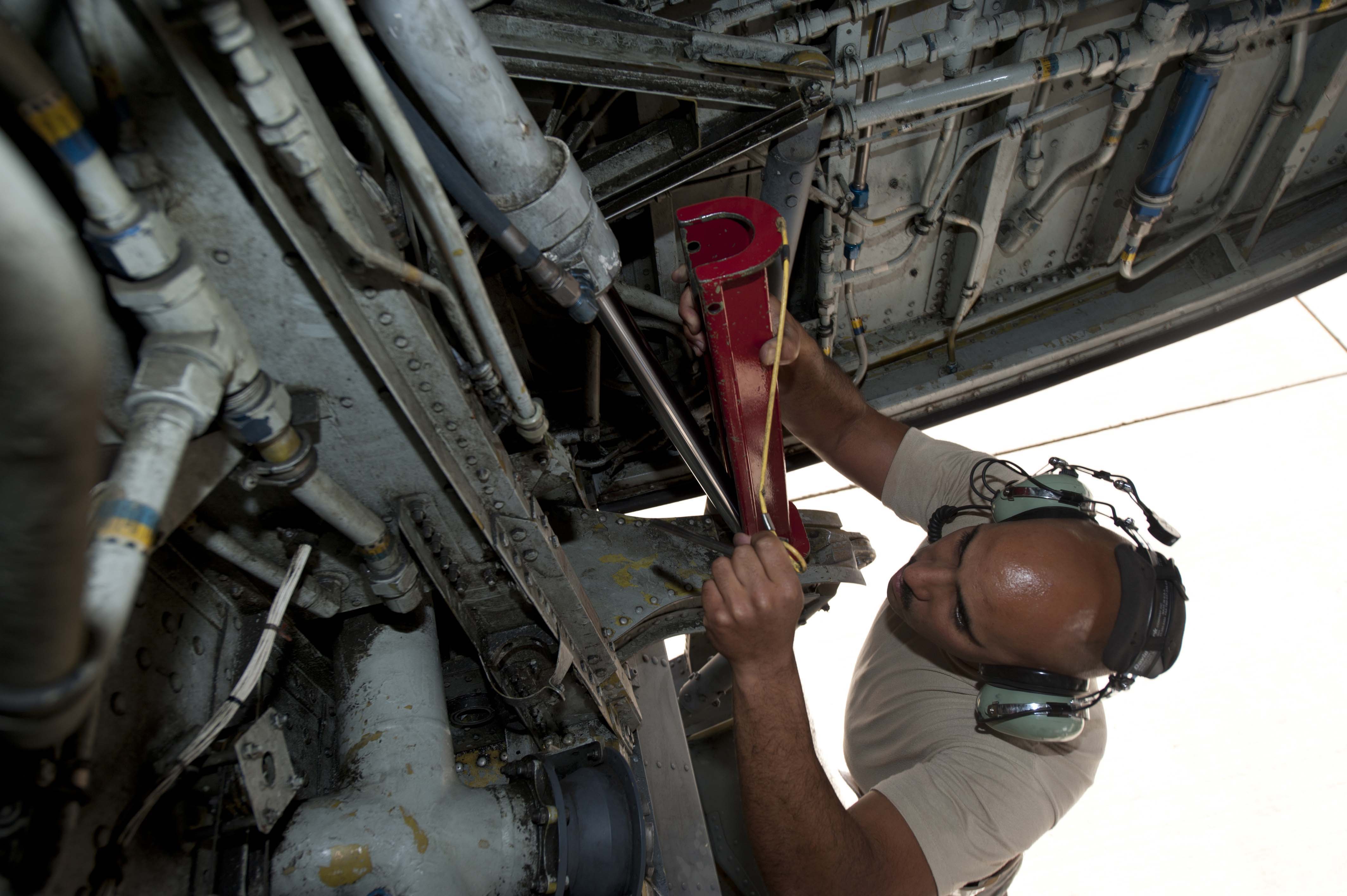 Maintenance Airmen keep air refuelers flying > U.S. Air Forces Central ...