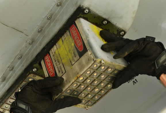 An F-15 deploying flares [800x1249] : r/MilitaryPorn