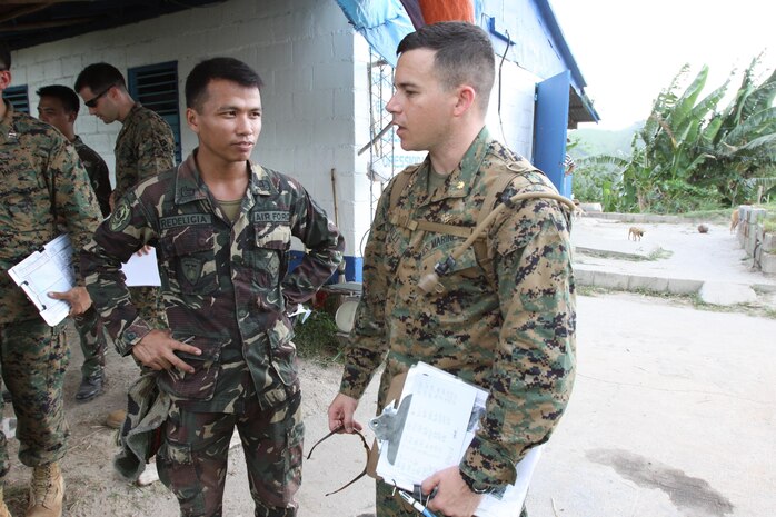 MAG-12 trains with Philippine Air Force during Haribon Tempest 2013